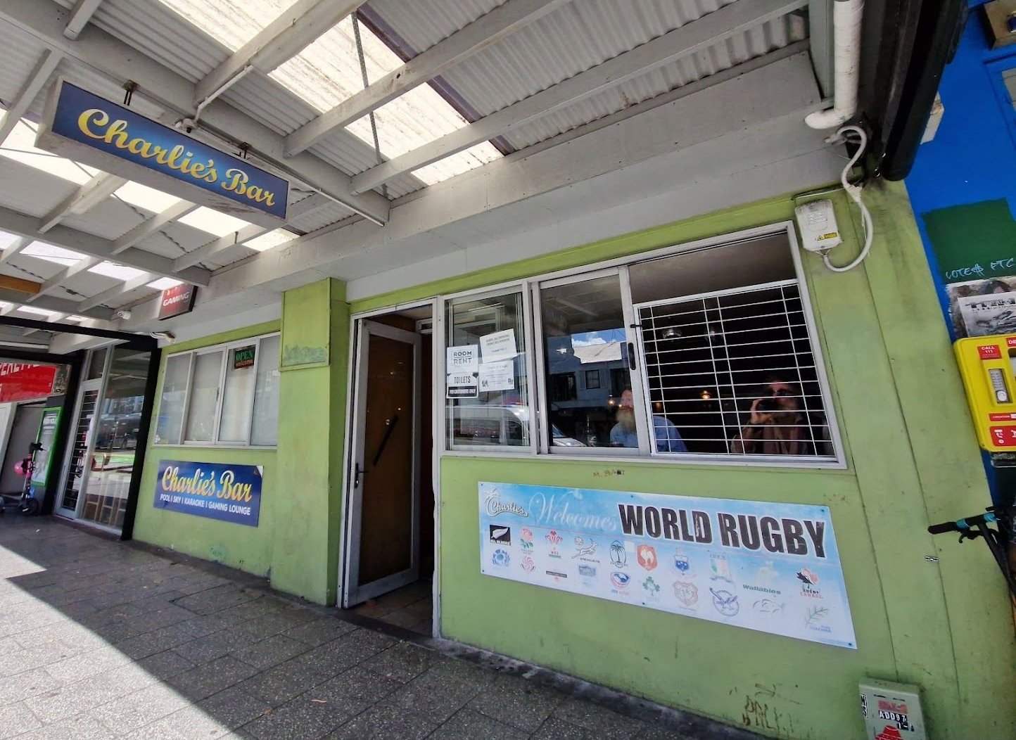 Charlies Bar