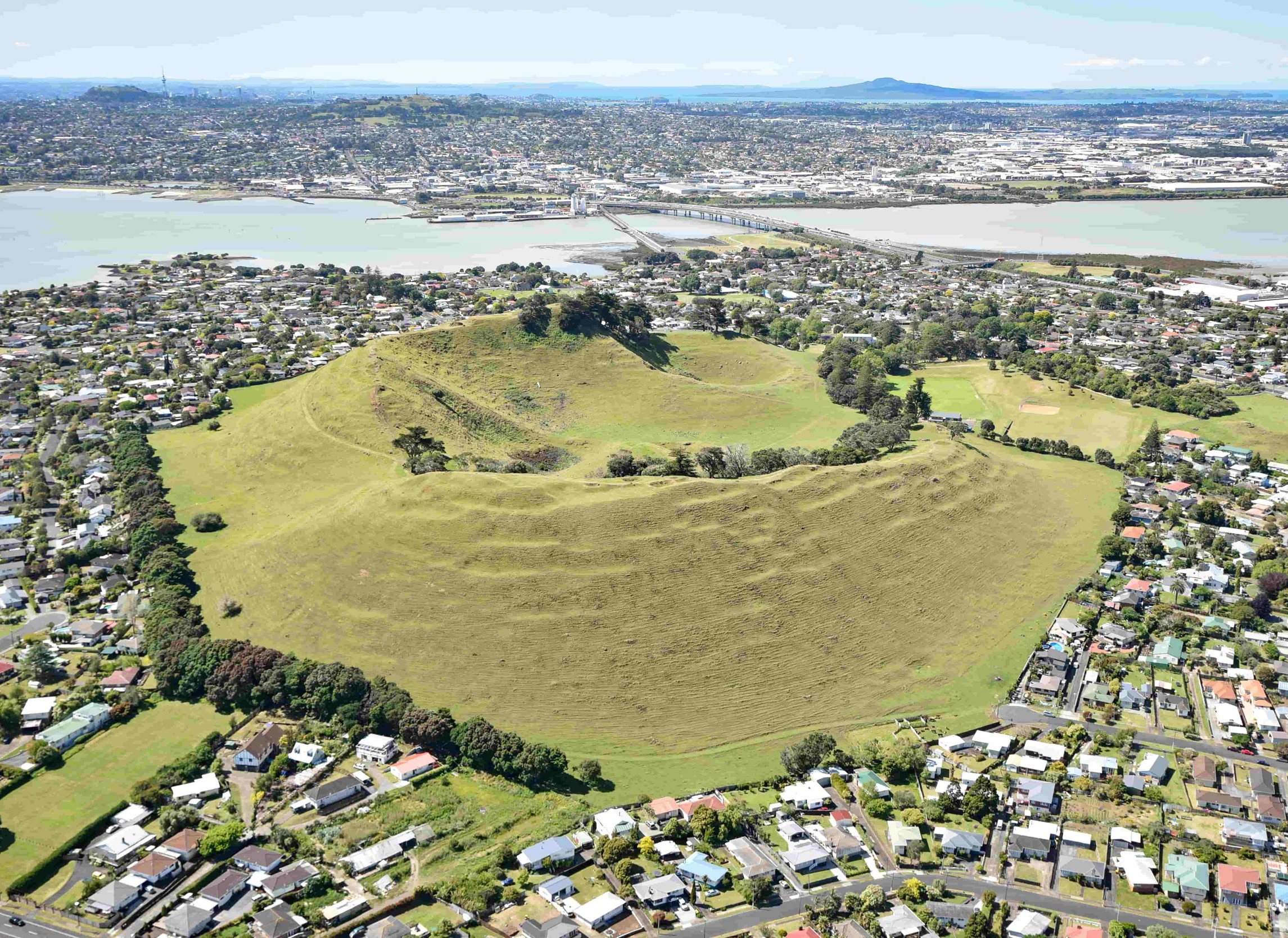 Te Pane o Mataoho / Te Ara Pueru Māngere Mountain